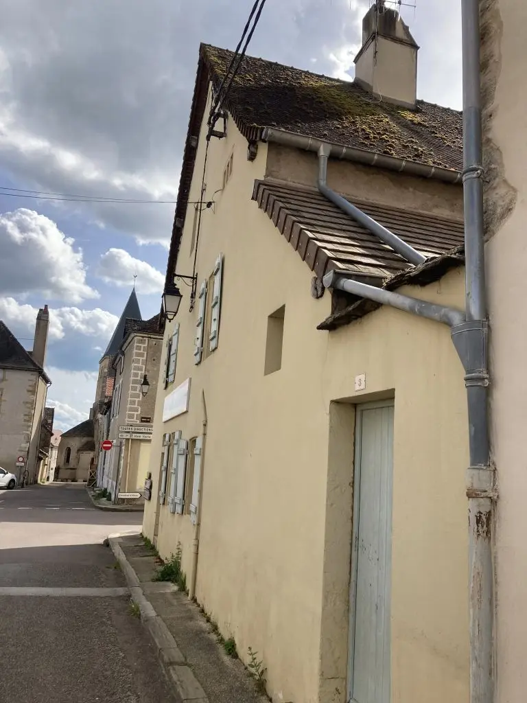 EXCLUSIVITE – AU COEUR DE BUXY Grande maison de ville avec sa courette ...